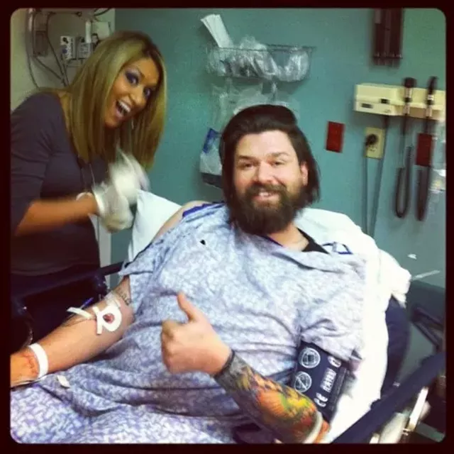 Taking Back Sunday singer shatters leg | Vibes