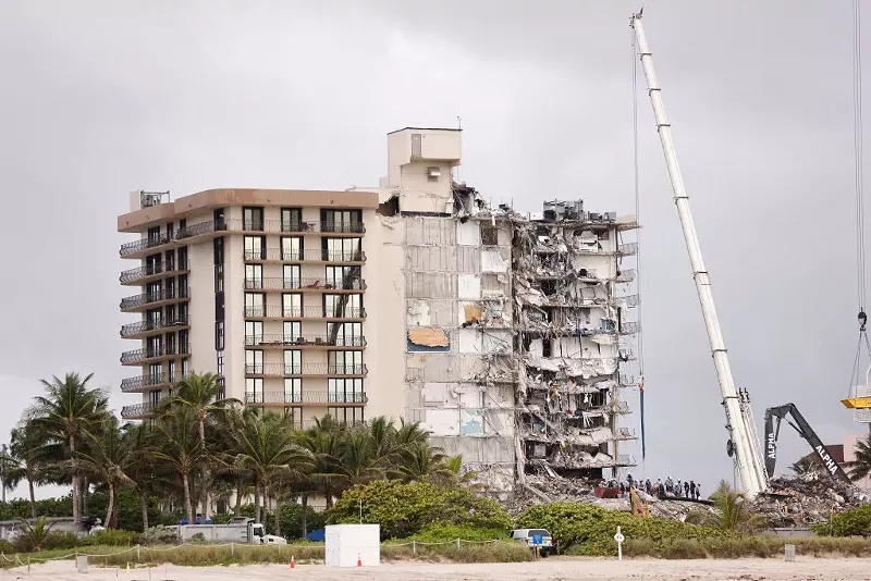 Champlain Towers South May Be Demolished to Help Search and Rescue ...